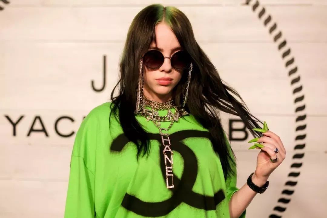 美研所|乐坛小怪物Billie Eilish，听她唱歌前先来品品她的妆容造型